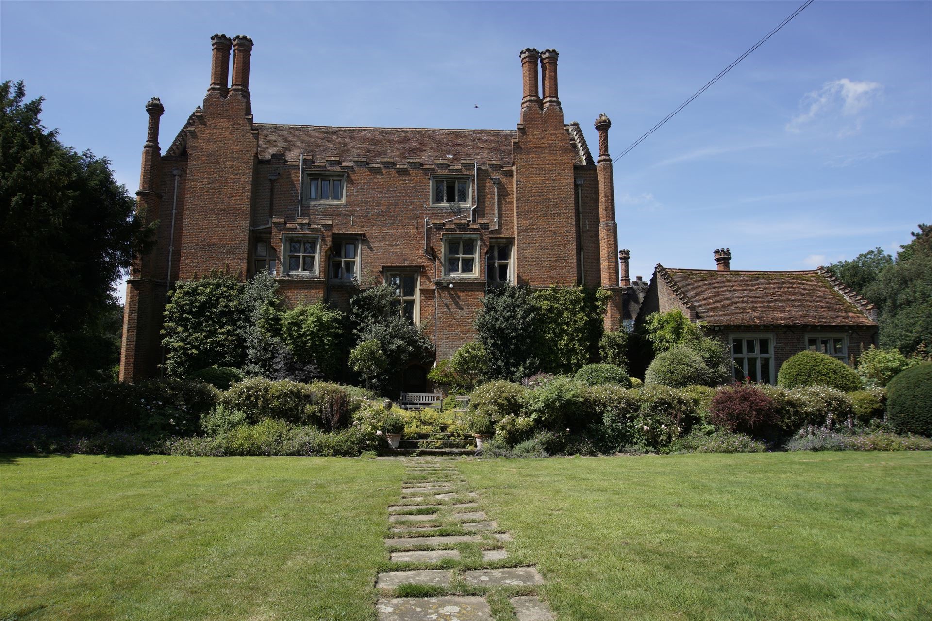 Locations Hub - Roos Hall - Grounds